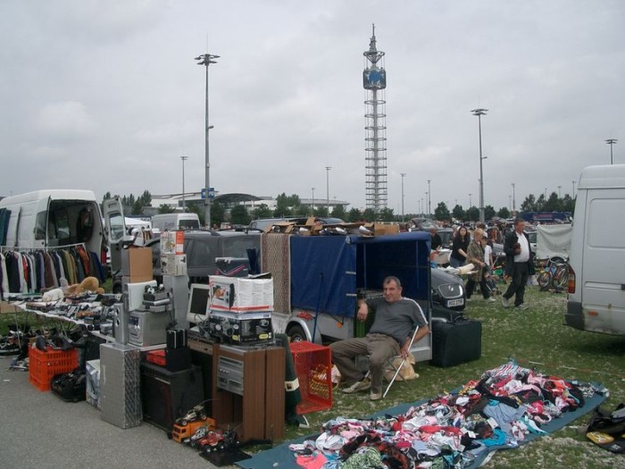 Flohmarkt München Riem - Shopping zwischen Schätzen und Sperrmüll ...